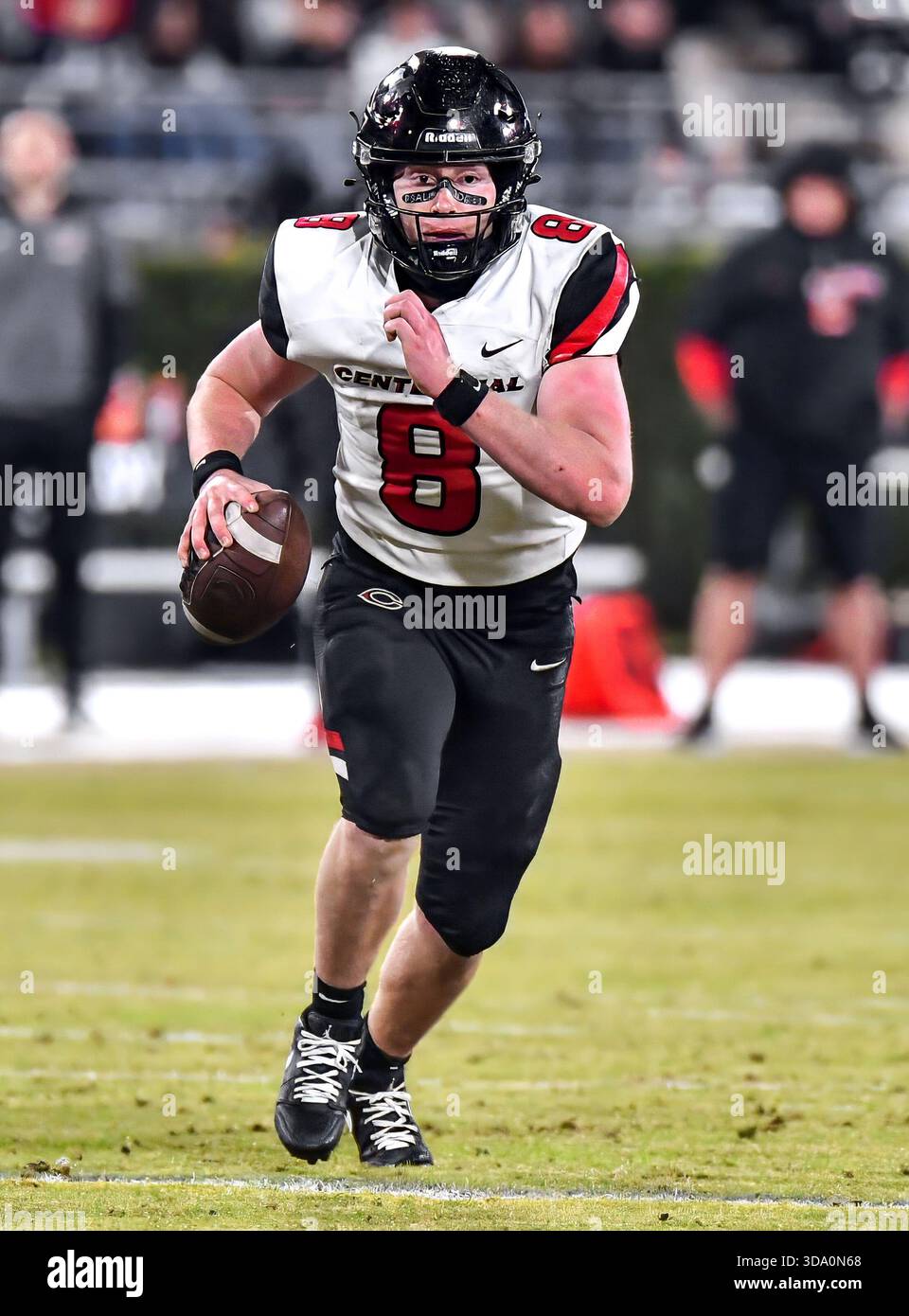 November 28, 2025 Pasadena, CA..Centennial Corona quarterback Dominick ...