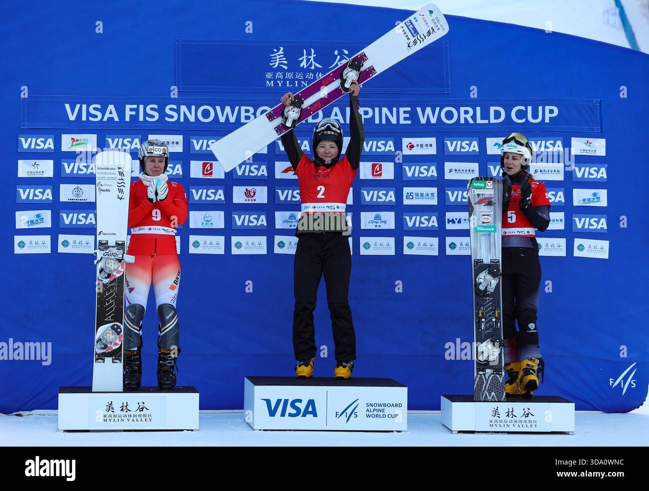 (251208) -- CHIFENG, Dec. 8, 2025 (Xinhua) -- First-placed Tsubaki Miki ...