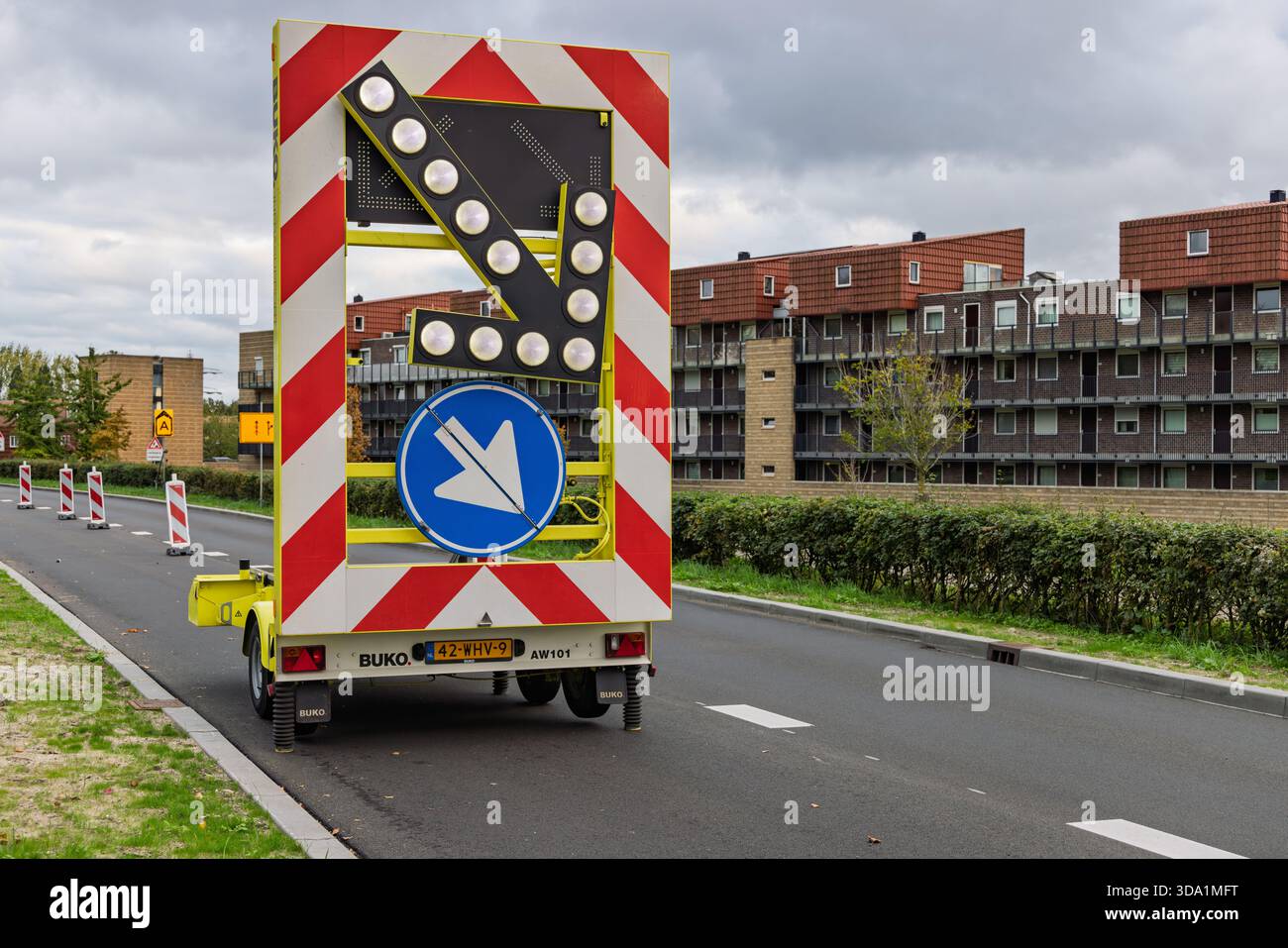 Traffic arrow sign flashing lights hi-res stock photography and images ...