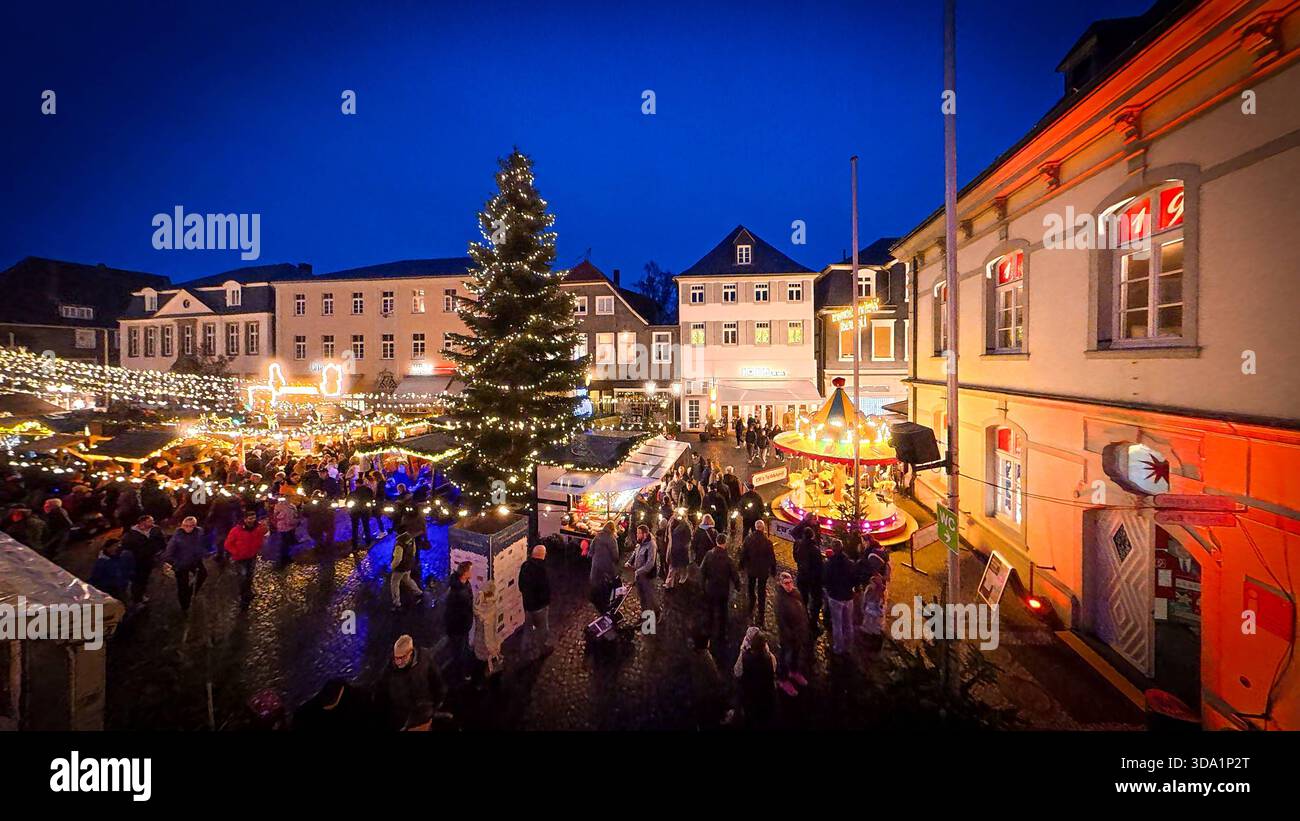 Weihnachtsmarkt, rund um den historischen Rathausplatz. Lippstadt ...
