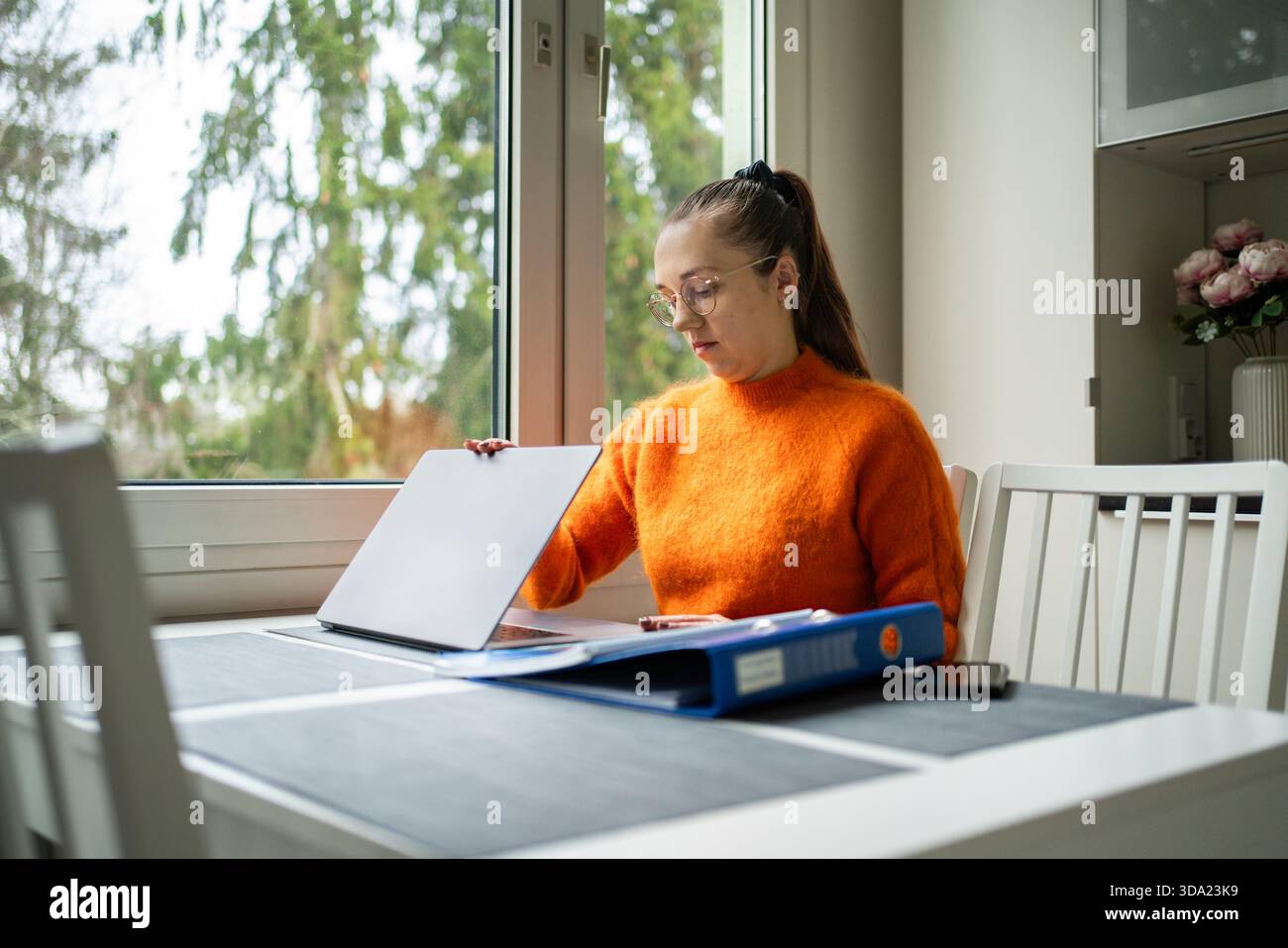 Woman remote work laptop hi-res stock photography and images - Alamy