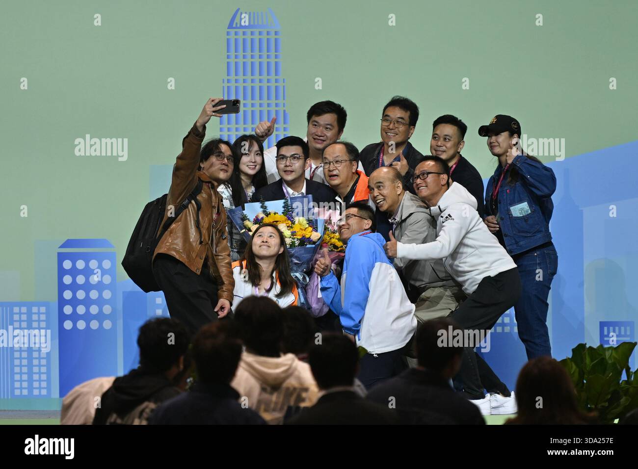 Tam Chun-kwok posing photo with the team on the stage, and win the ...