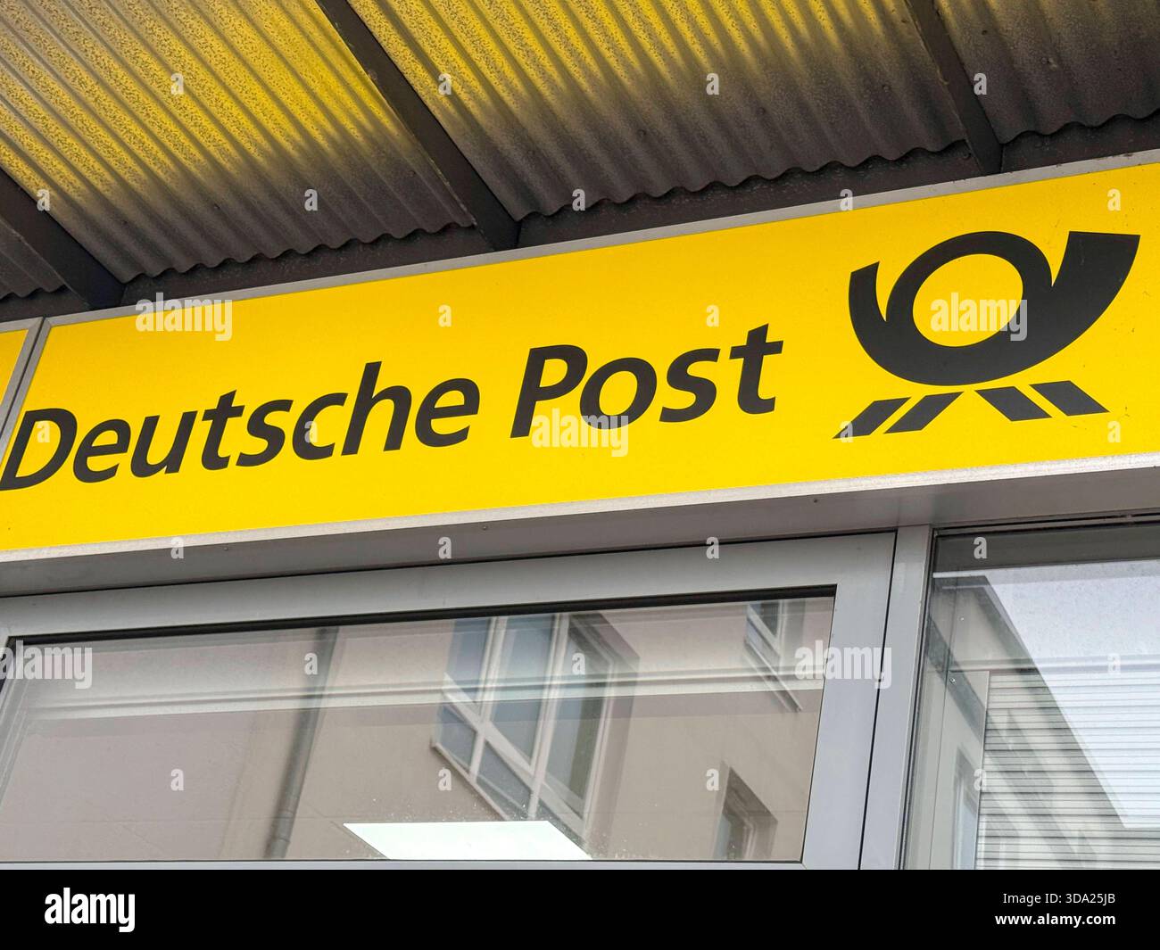 SYMhamburg: Aussenansicht einer Poststation in einem Backshop schwarzes ...
