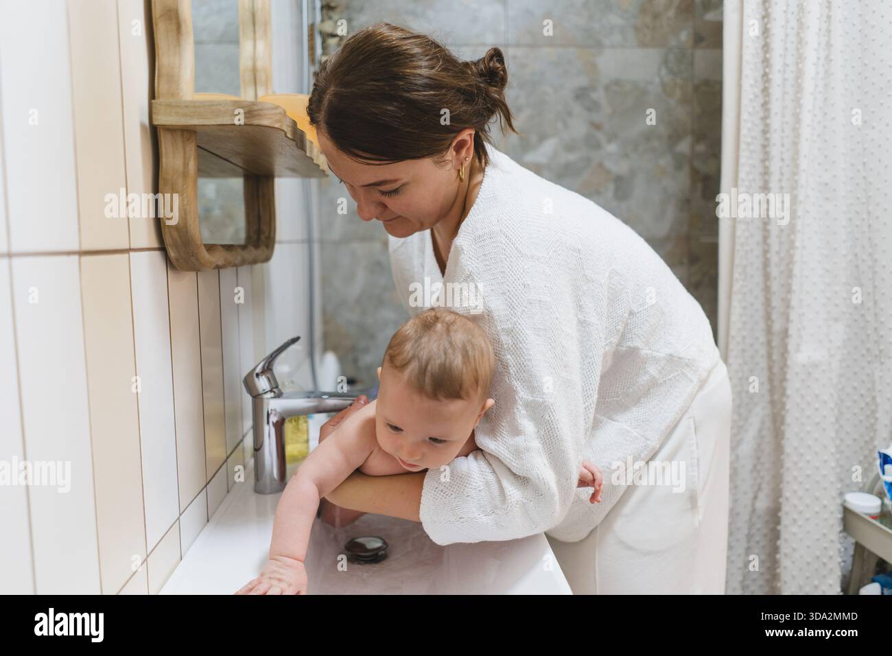 Mom is washing her baby Stock Photo - Alamy