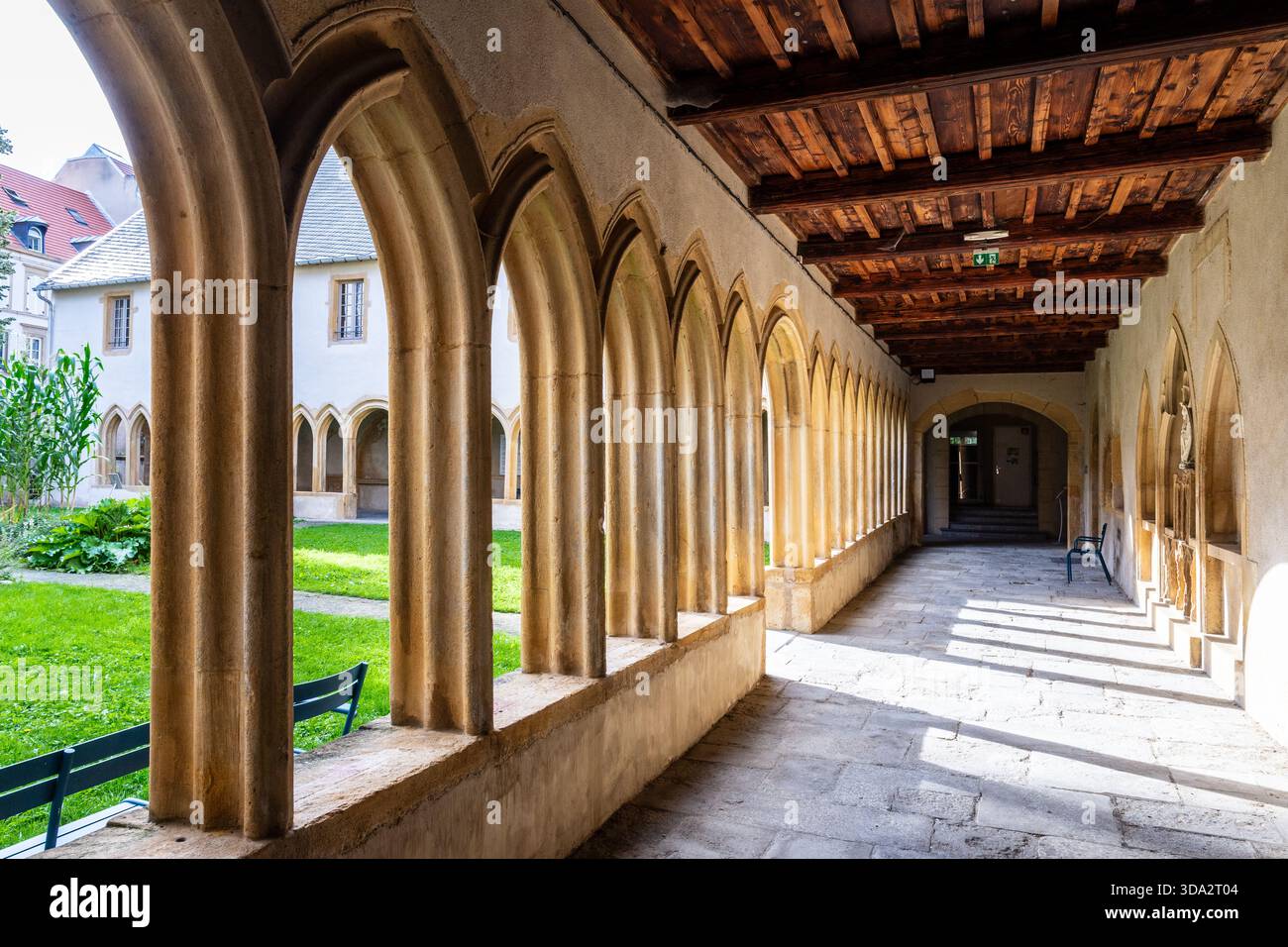 Arcade house hi-res stock photography and images - Alamy