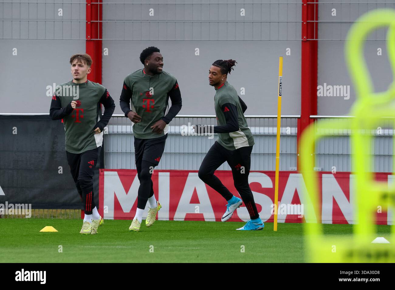 Lennart Karl (FC FC Bayern Munich, #42) with Alphonso Davies (FC FC ...
