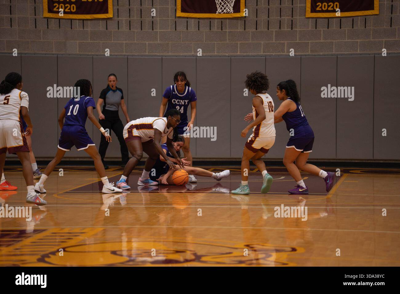 Brooklyn, New York, December 5th 2025 #14 Ariel Williams gets a steal ...