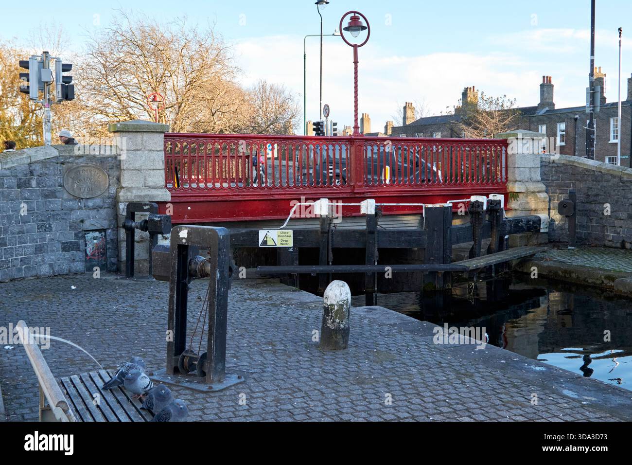 lock c7 and latouche bridge on the grand canal at portobello harbour ...