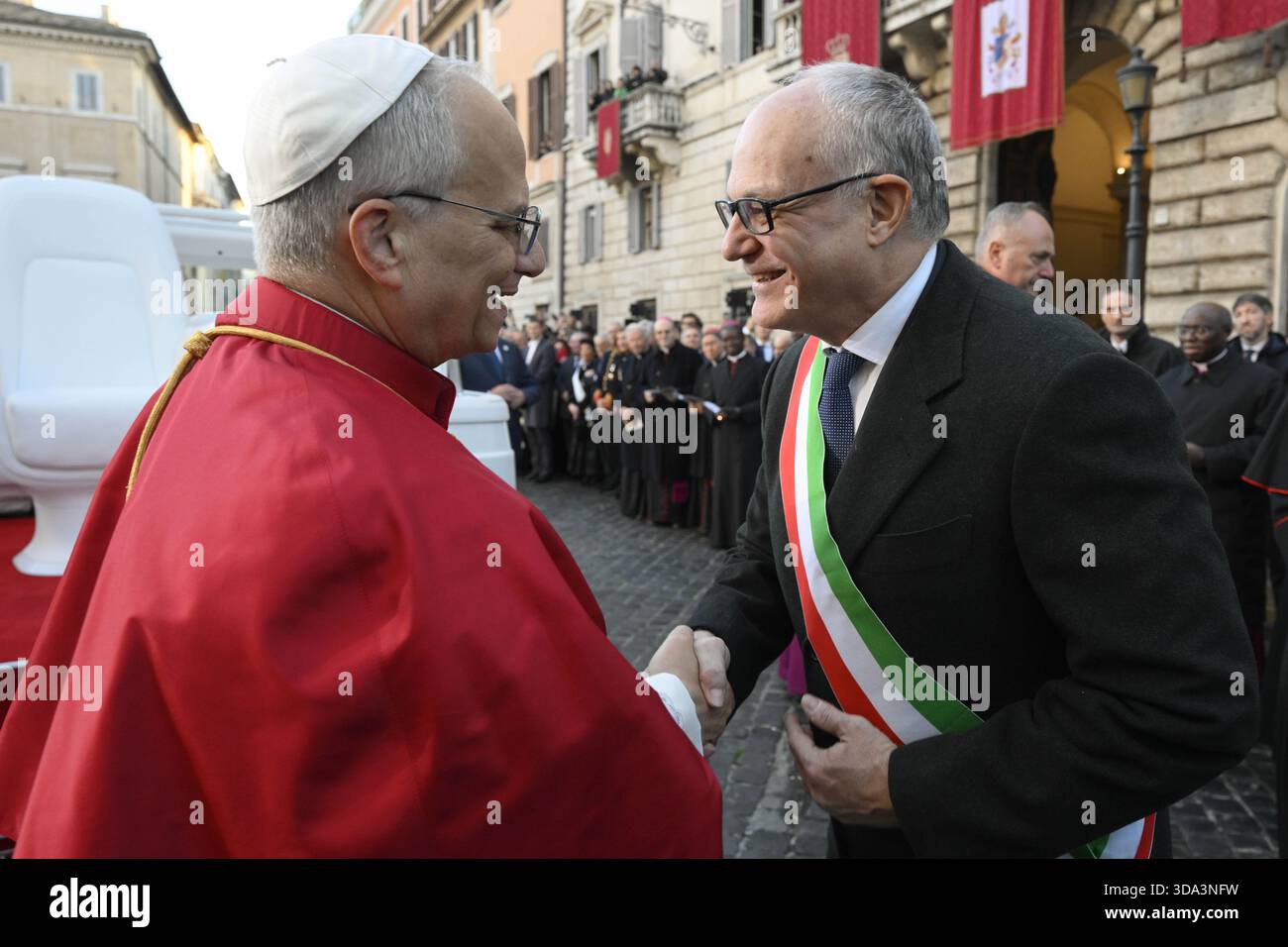 **NO LIBRI** Italy, Rome, Vatican, 2025/12/8 Pope Leo XIV pays homage ...
