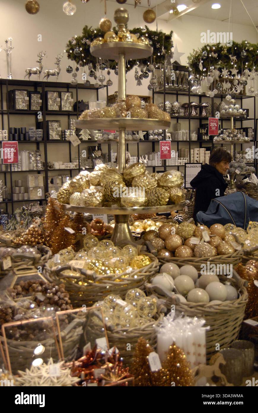 COPENHAGEN/DENMARK Christmas shoppers at Christmas decoration store ...