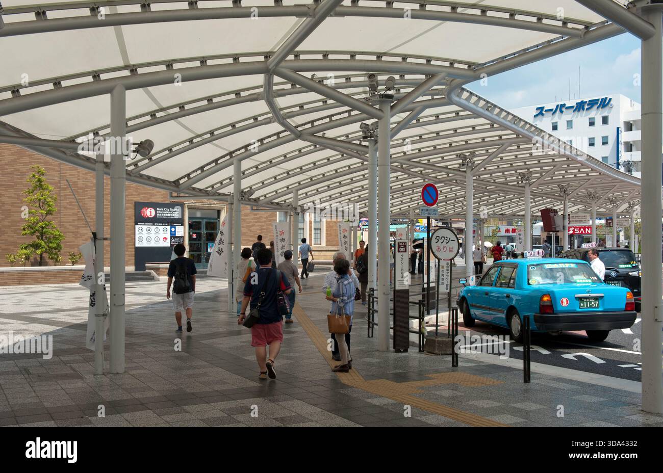 Sidewalk pedestrian shade canopy hi-res stock photography and images ...