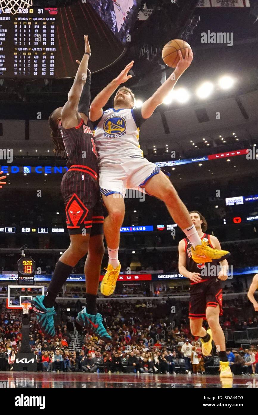 Chicago Bulls guard Ayo Dosunmu (11) defends Golden State Warriors ...