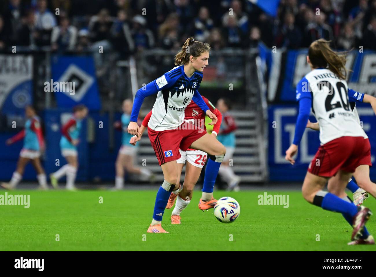 Lotta Wrede (32, Hamburger SV) am Ball Foto: Eibner-Pressefoto/Felix ...
