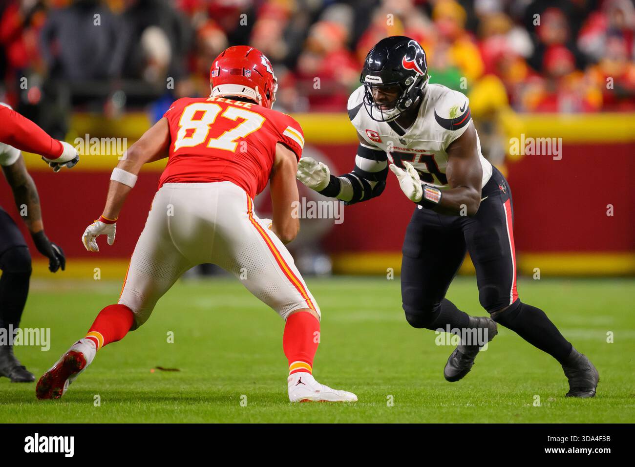 Kansas City Chiefs tight end Travis Kelce (87) blocks Houston Texans ...