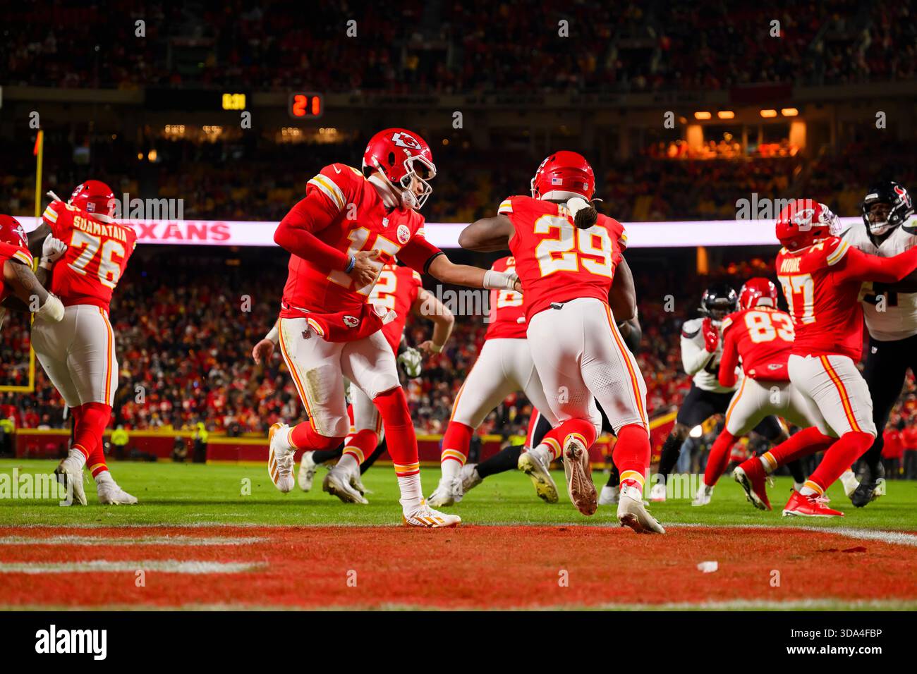Kansas City Chiefs running back Kareem Hunt (29) takes a handoff from ...