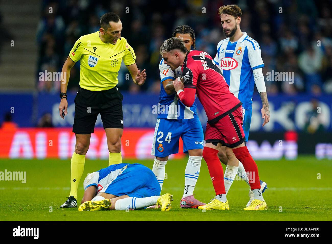 Thyrhys Dolan of RCD Espanyol and Pep Chavarria of Rayo Vallecano ...