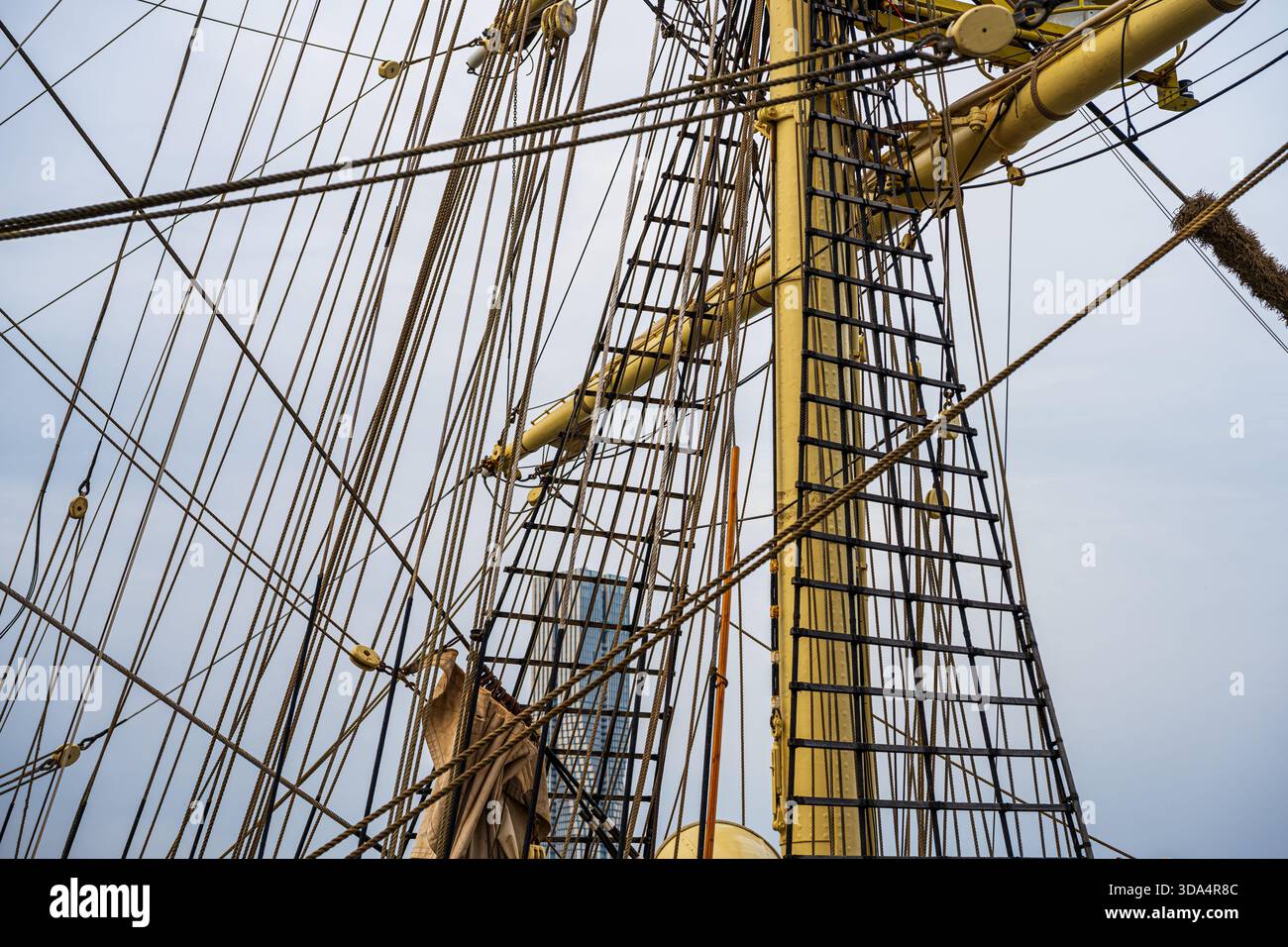 Detailed rigging ropes and mast structure of old sailing ship Stock ...