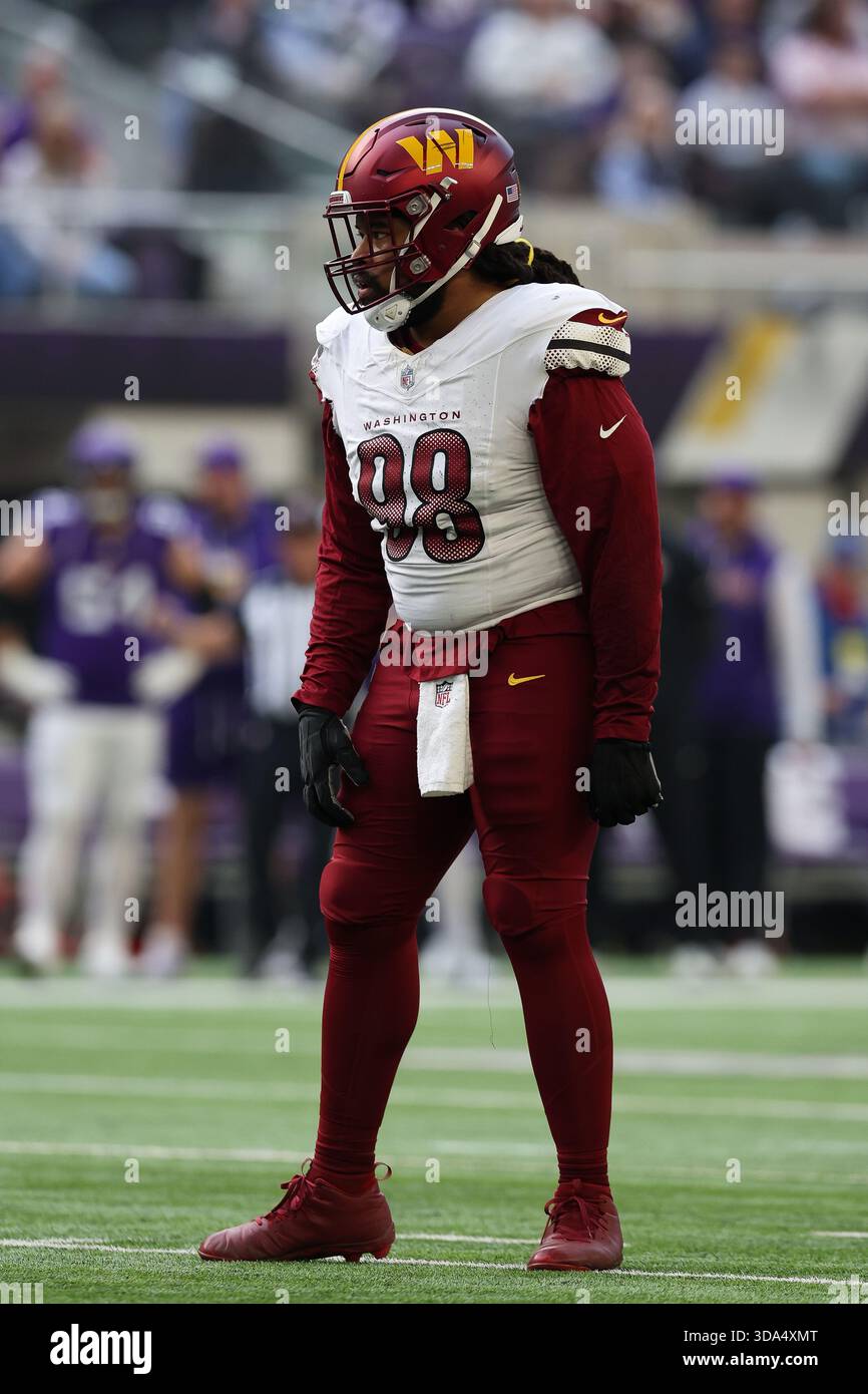 Washington Commanders defensive tackle Sheldon Day (98) lines up for a ...