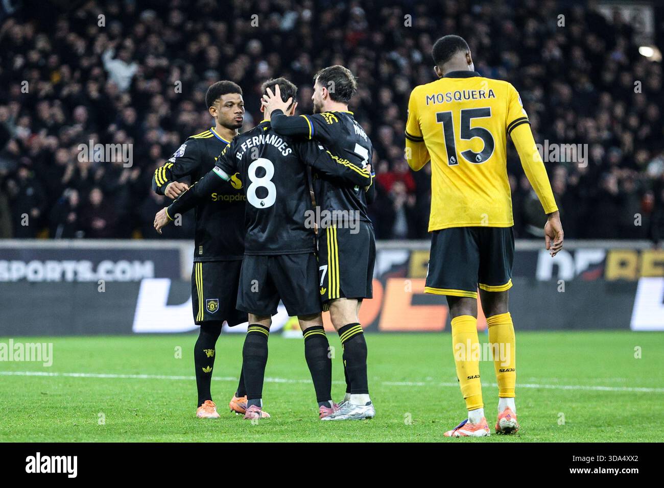 Bruno Fernandes (8 Manchester United) celebrates scoring a penalty ...