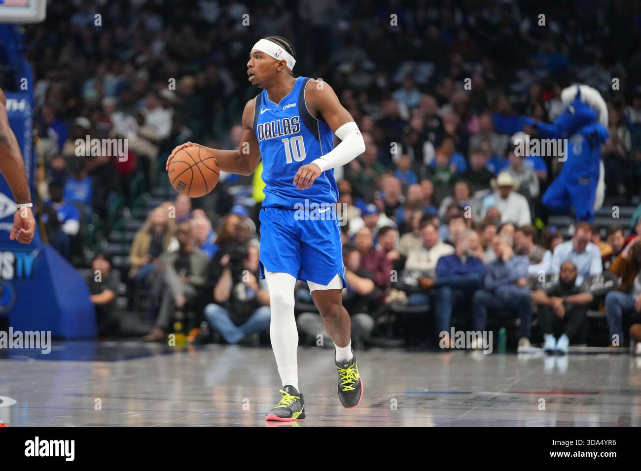 Dallas Mavericks guard Brandon Williams (10) dribbles during the first ...