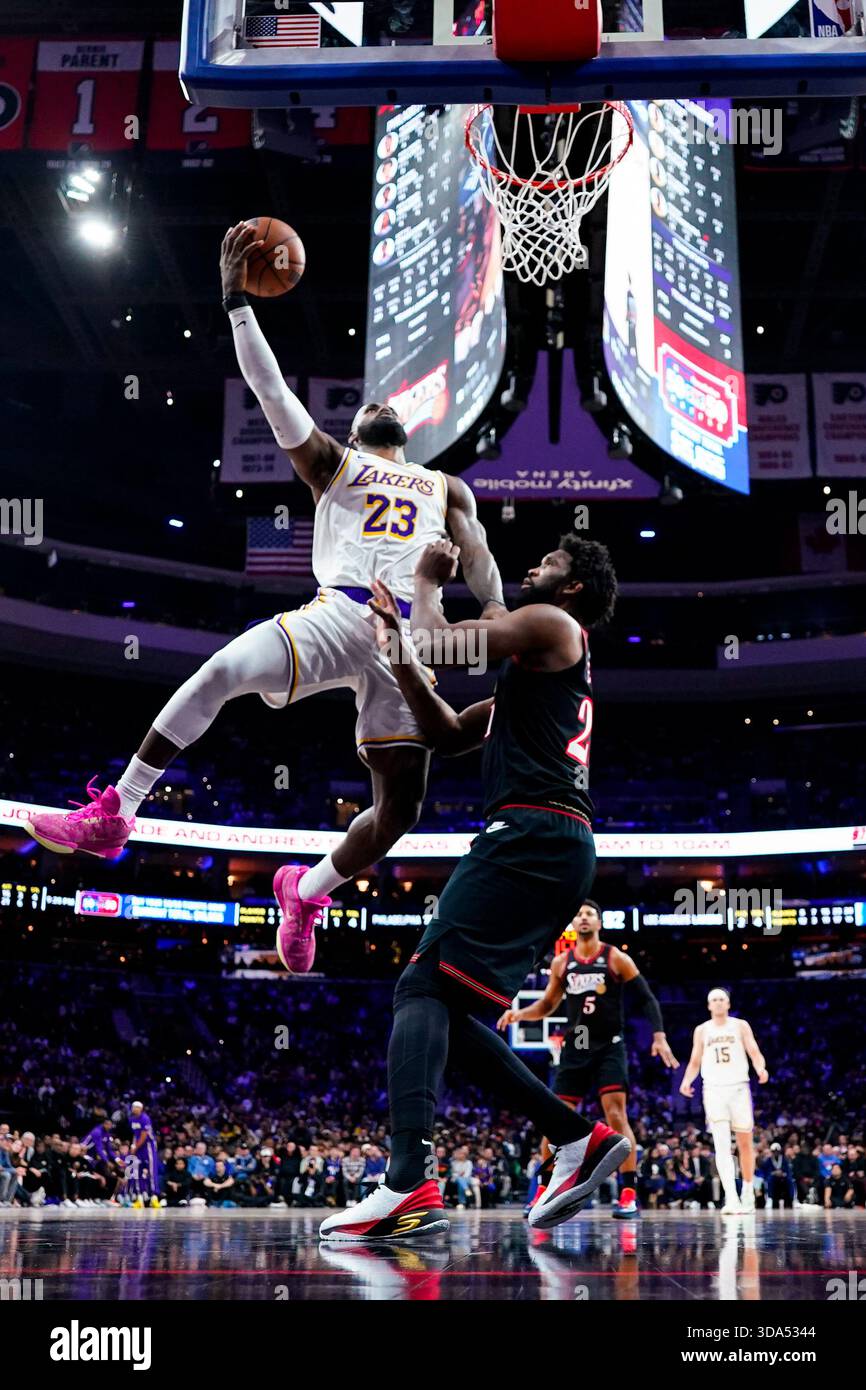 Los Angeles Lakers' LeBron James, left, goes up for the shot against ...