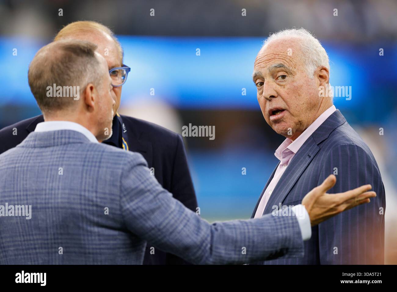 Philadelphia Eagles owner Jeffrey Lurie, right, talks to Los Angeles ...