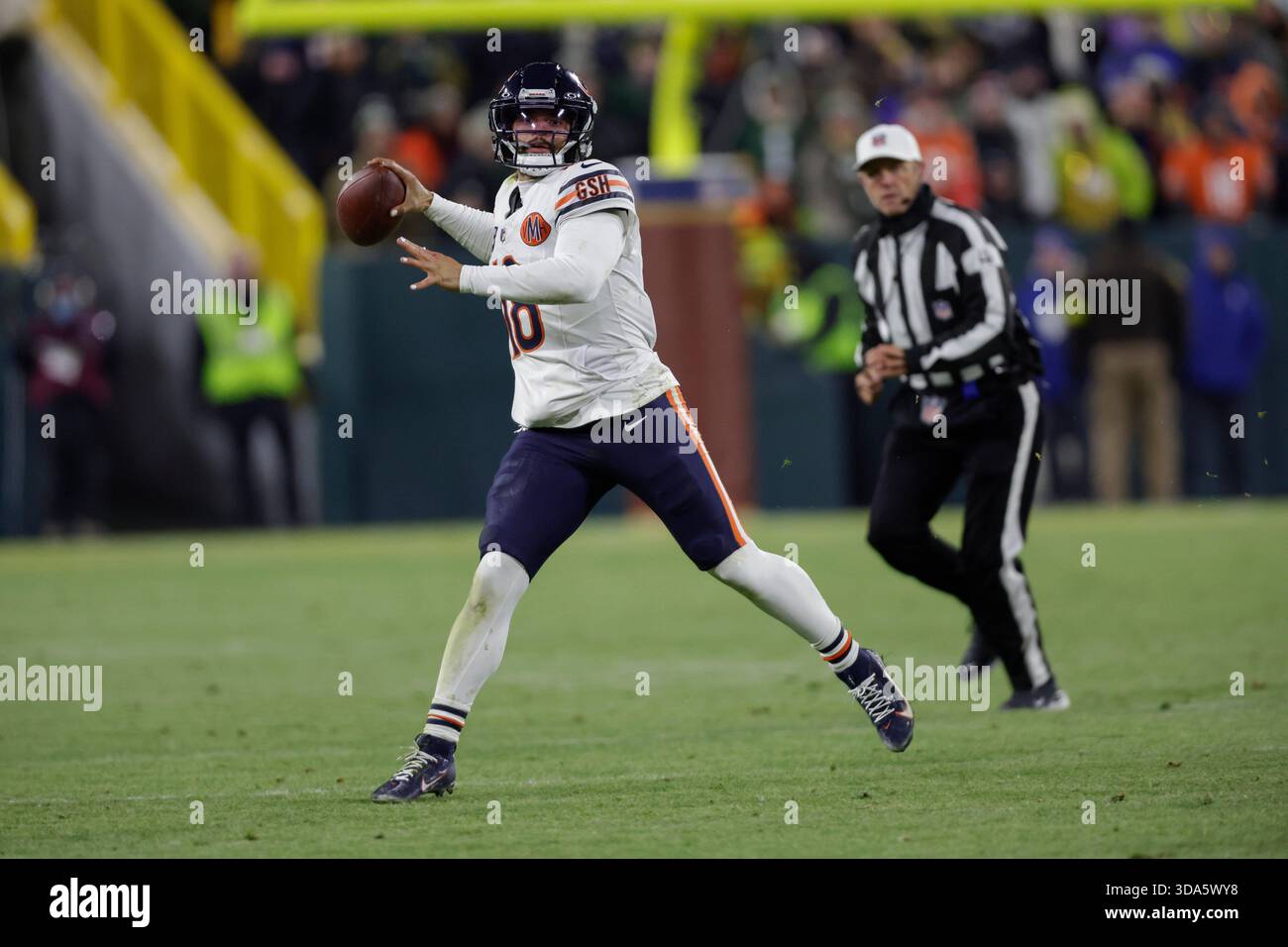 Chicago Bears quarterback Caleb Williams (18) throws a pass during an ...