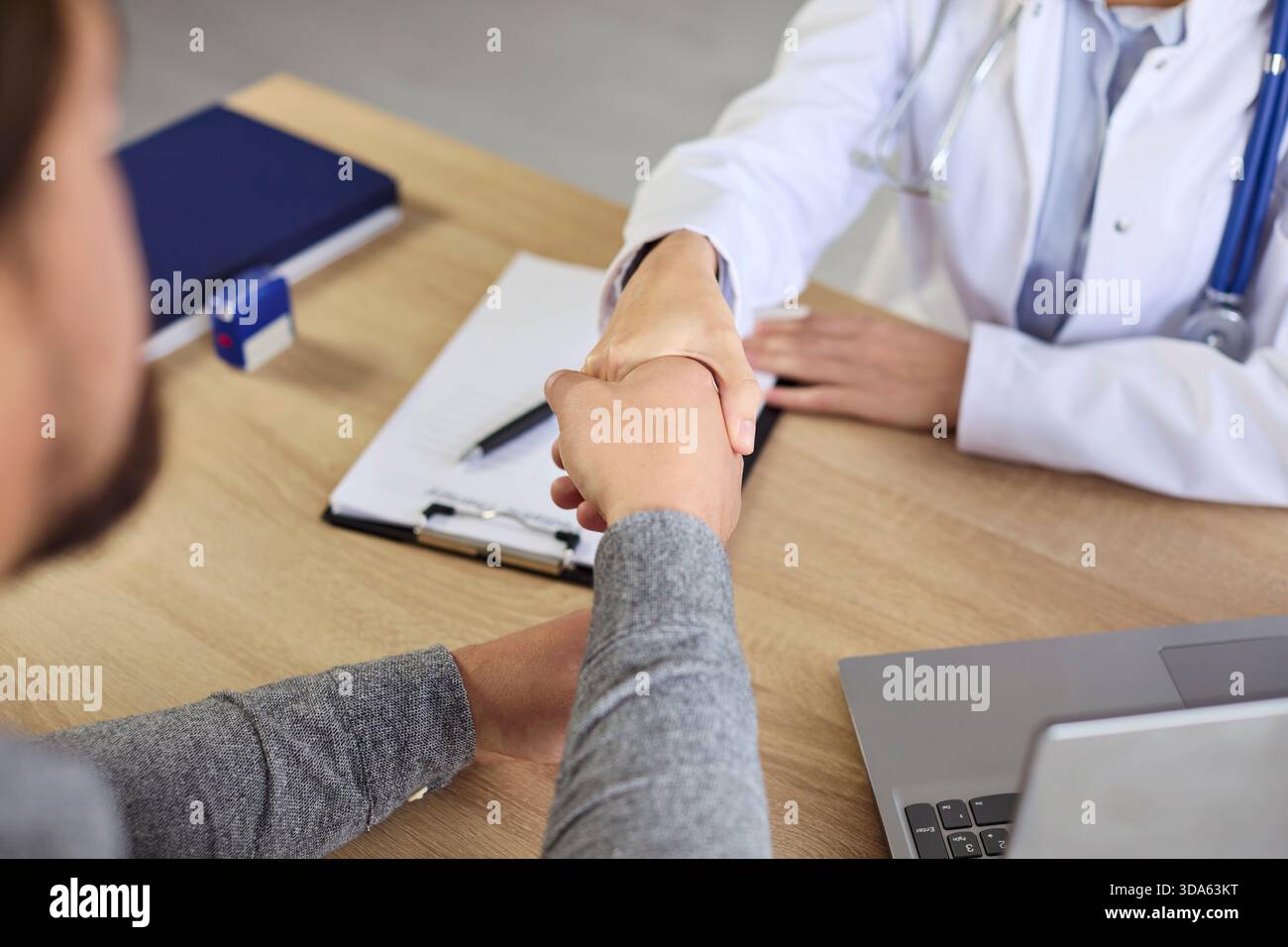Nurse patient handshake building hi-res stock photography and images ...