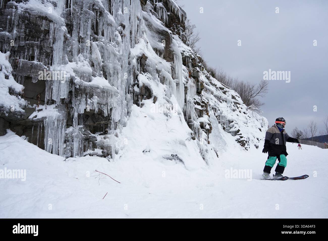 New York, USA.7th December 2025. Ski enthusiasts enjoy skiing at Hunter ...