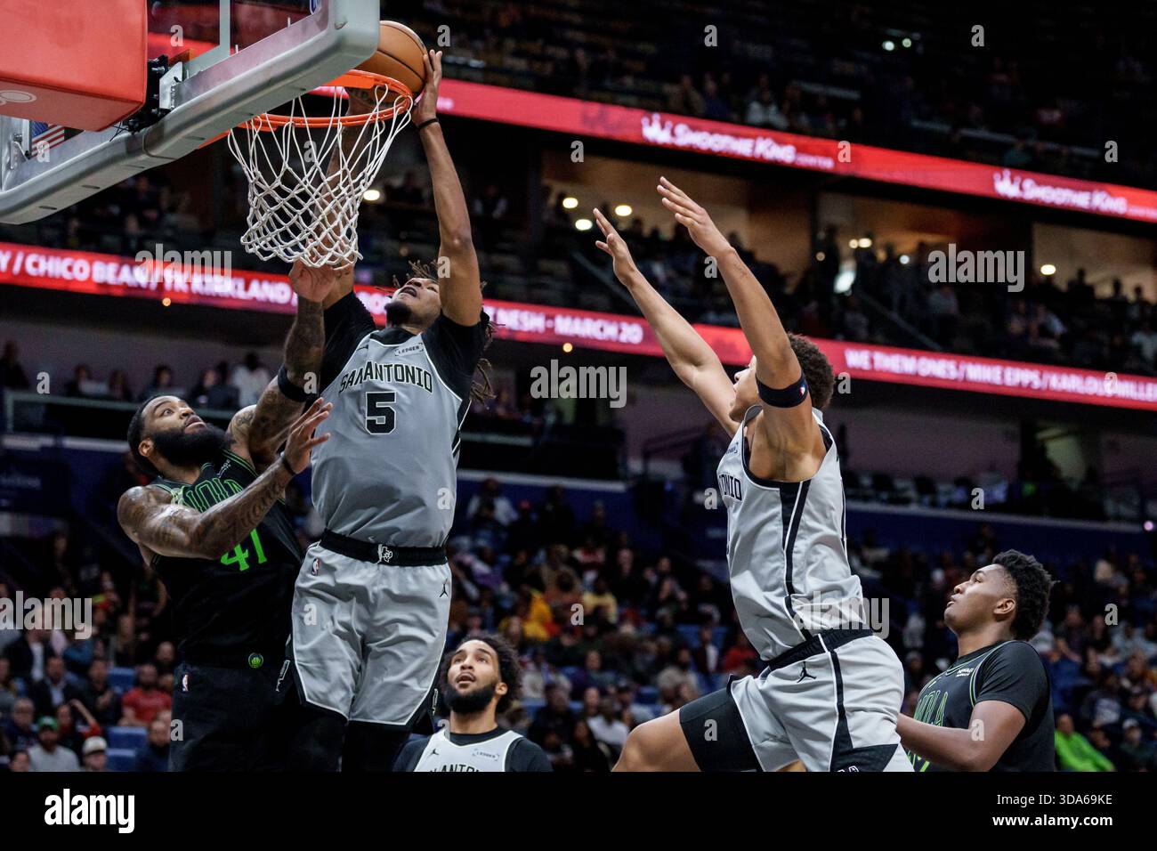 San Antonio Spurs guard Stephon Castle (5) dunks against New Orleans ...