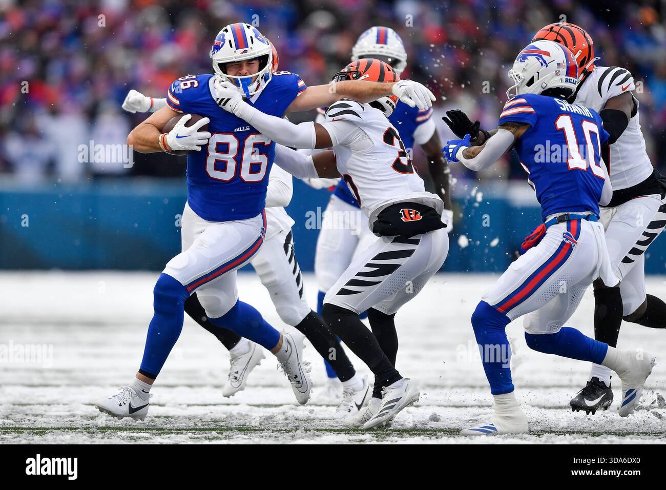 Buffalo Bills tight end Dalton Kincaid (86) tries to break the hold of ...