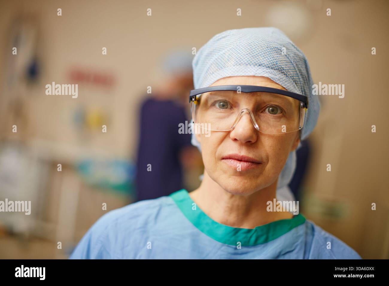 Clinical treatment female surgeon ppe hi-res stock photography and ...