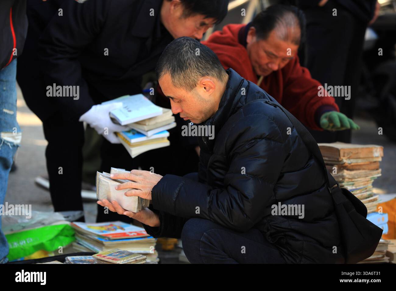 People select and read books at a second-hand book market in Huai'an ...