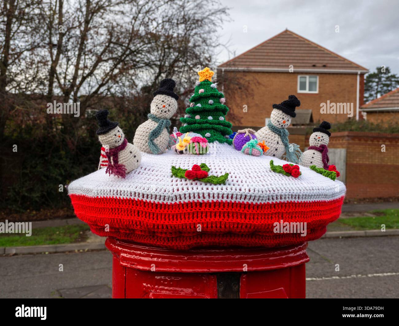 Christmas themed post box topper featuring snowmen and Christmas tree ...