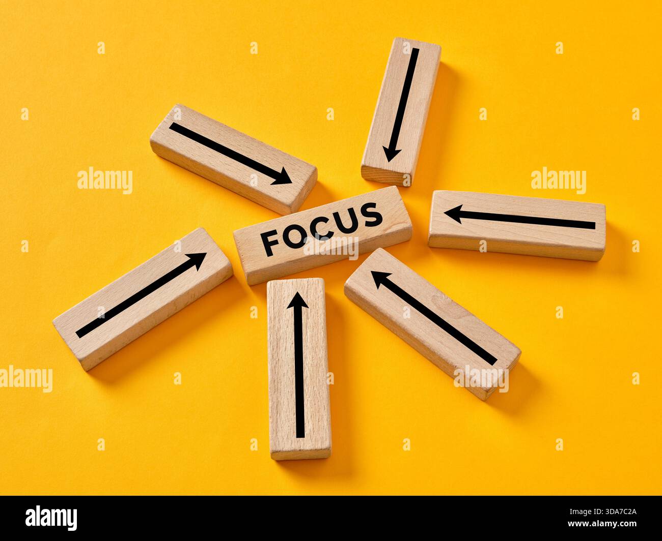 Central arrow focus direction hi-res stock photography and images - Alamy
