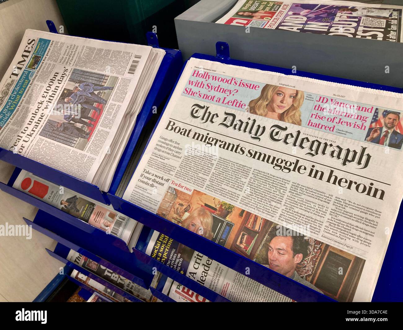Small boats crossing channel migrants hi-res stock photography and ...