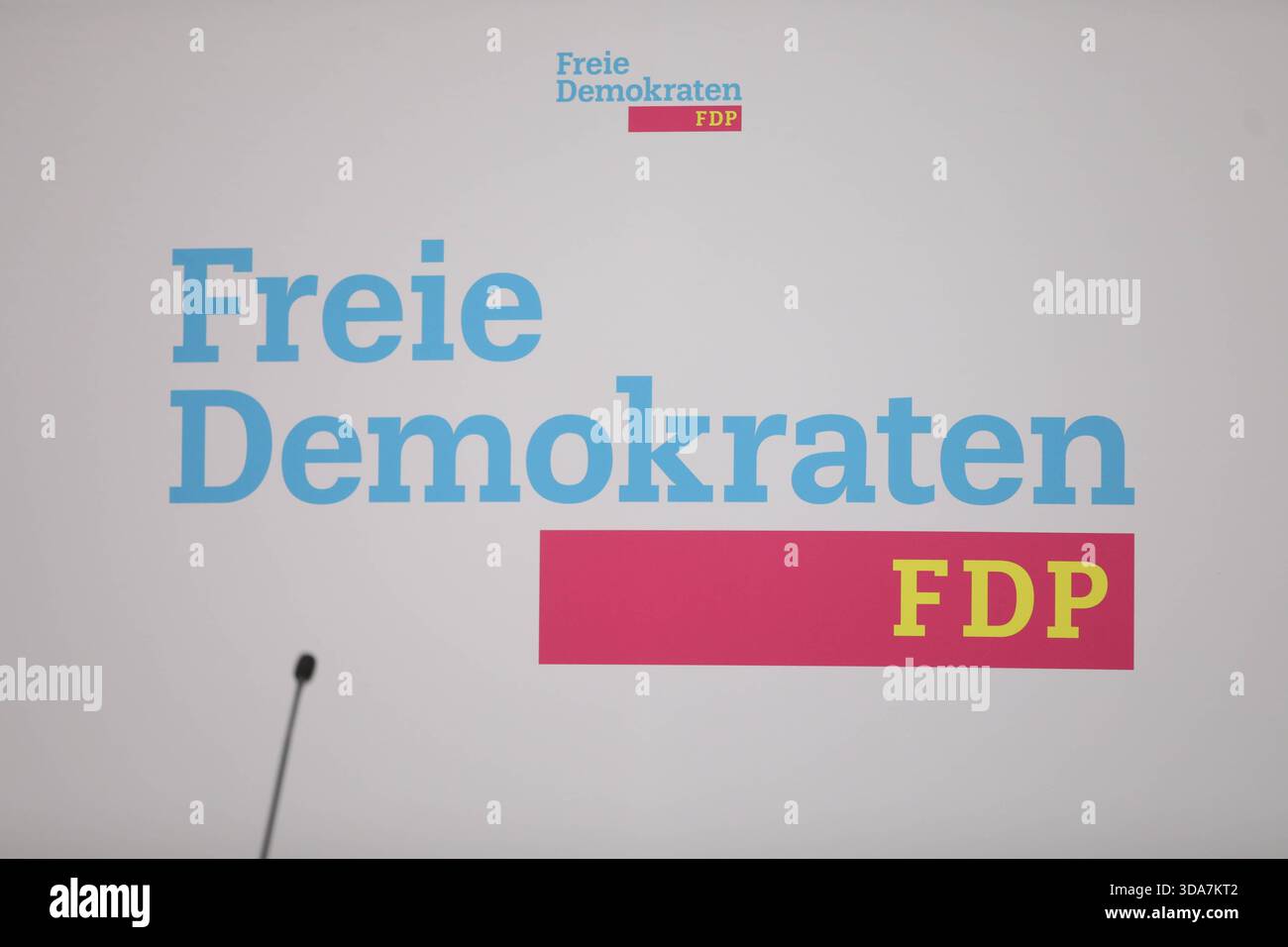 Das Logo der Freien Demokraten, FDP bei einem Statement nach den jüngsten Sitzungen von FDP ...