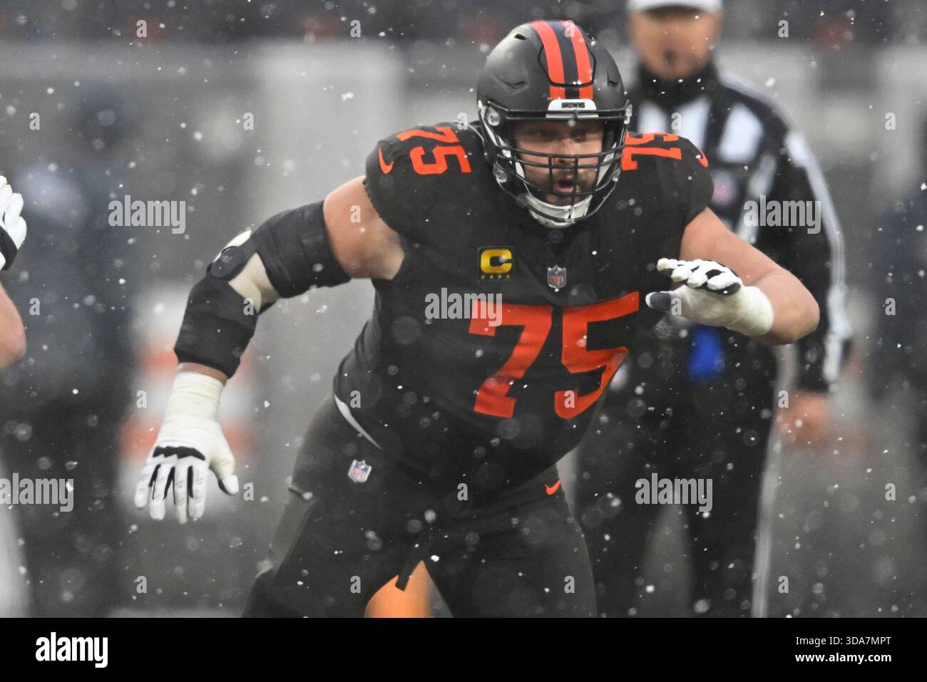 Cleveland Browns guard Joel Bitonio (75) blocks during an NFL football ...
