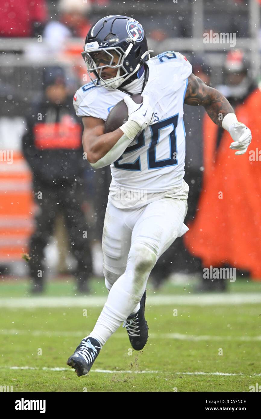 Tennessee Titans running back Tony Pollard (20) runs for a touchdown ...
