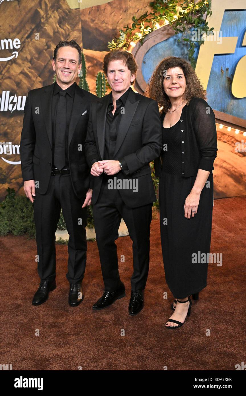 Phil Spencer, Todd Howard und Jill Braff bei der Premiere der 2 ...