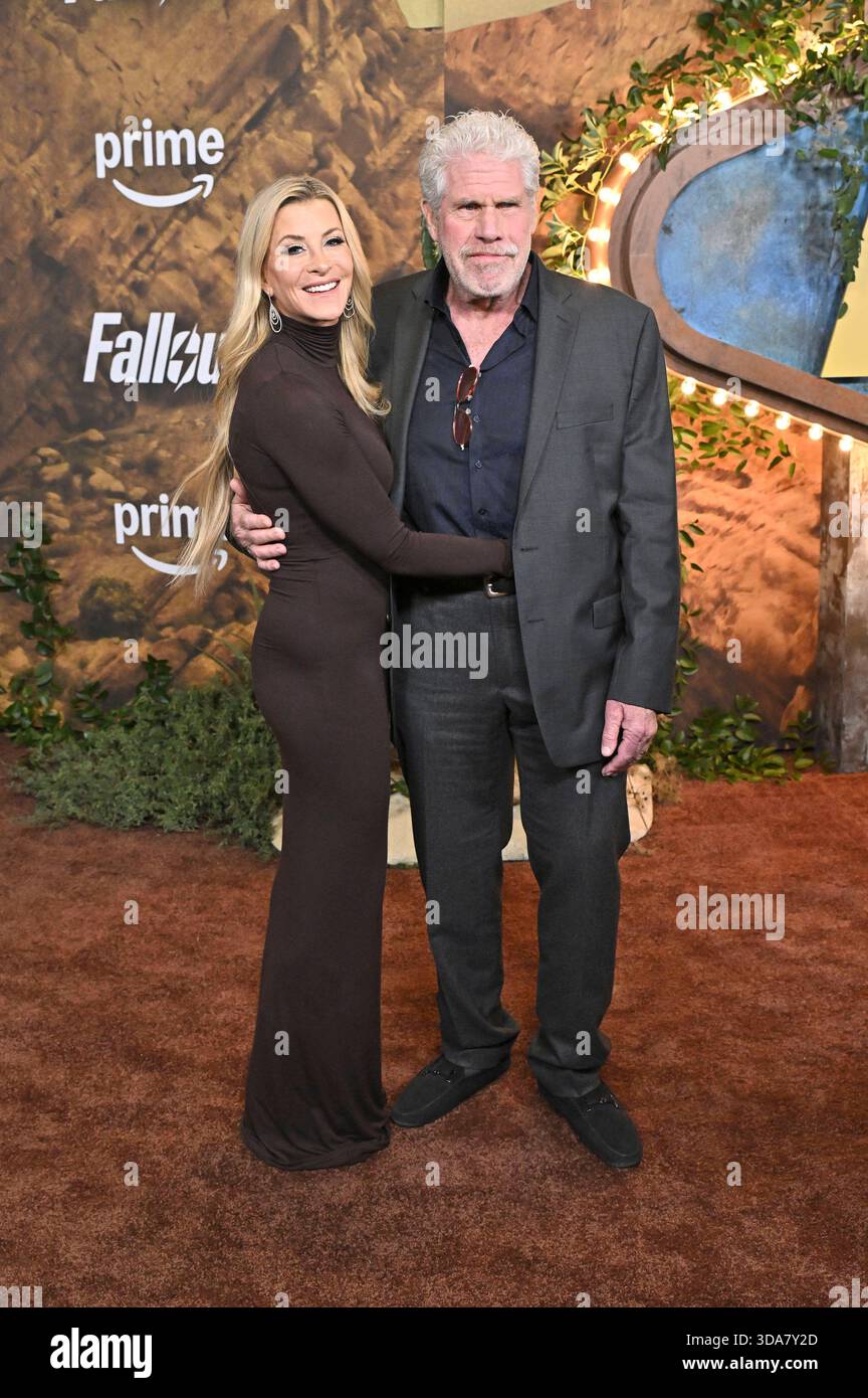 Allison Dunbar mit Ehemann Ron Perlman bei der Premiere der 2. Staffel ...
