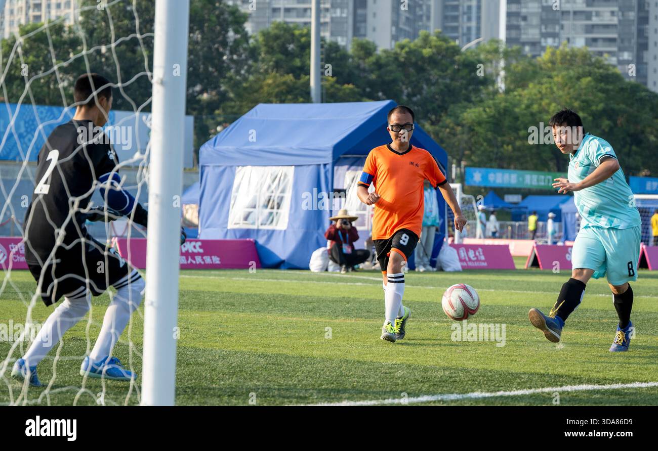 (251209) -- JIANGMEN, Dec. 9, 2025 (Xinhua) -- Lee Ho Ting (R) of Hong ...