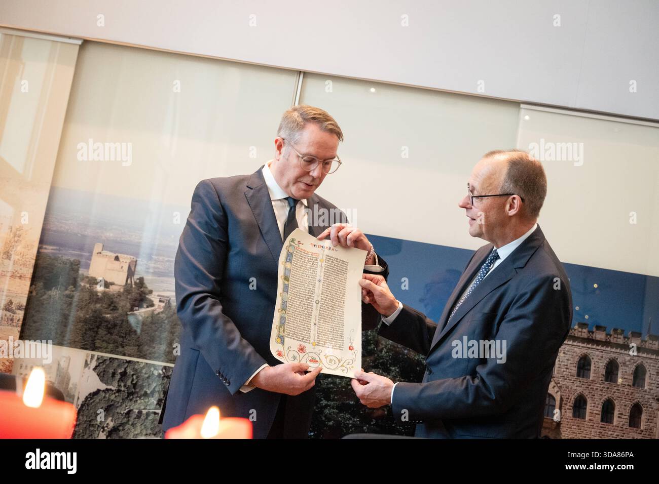 Friedrich Merz, Bundeskanzler CDU beim gemeinsam Gespräch mit seinem Gastgeber Alexander ...