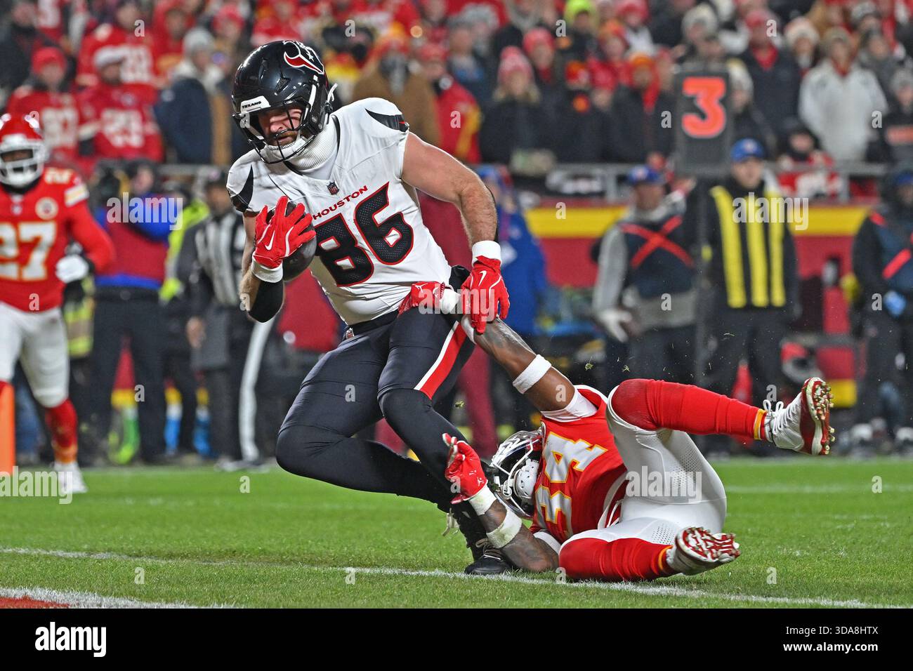Kansas City Chiefs safety Mike Edwards (34) attempts to tackle Houston ...