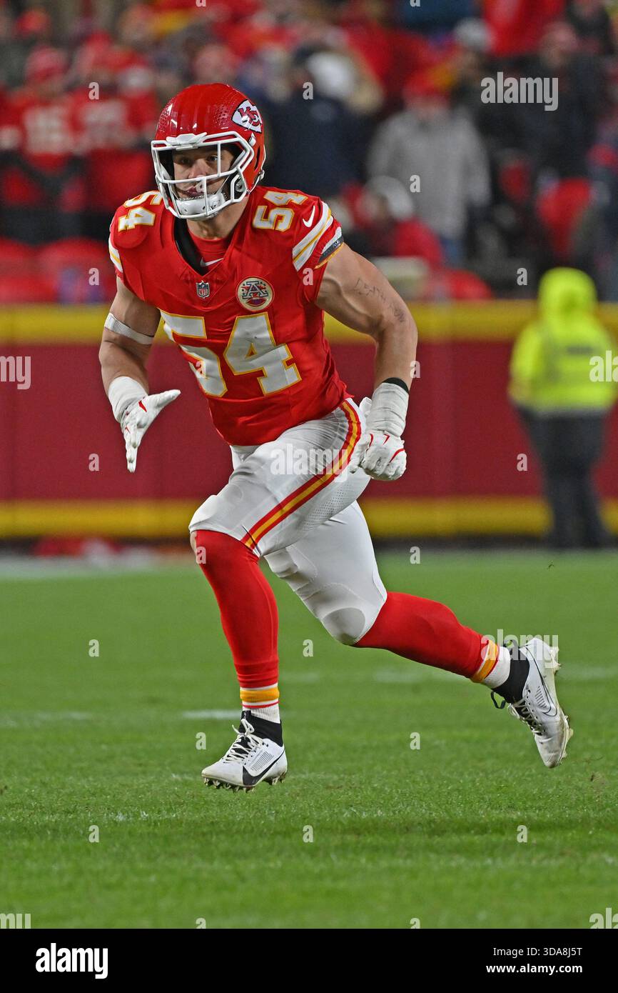 Kansas City Chiefs Linebacker Leo Chenal 54 Runs Into Defensive