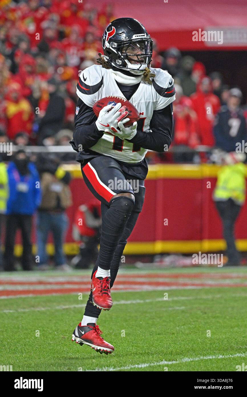 Houston Texans cornerback Tremon Smith (11) returns a kick-off during ...