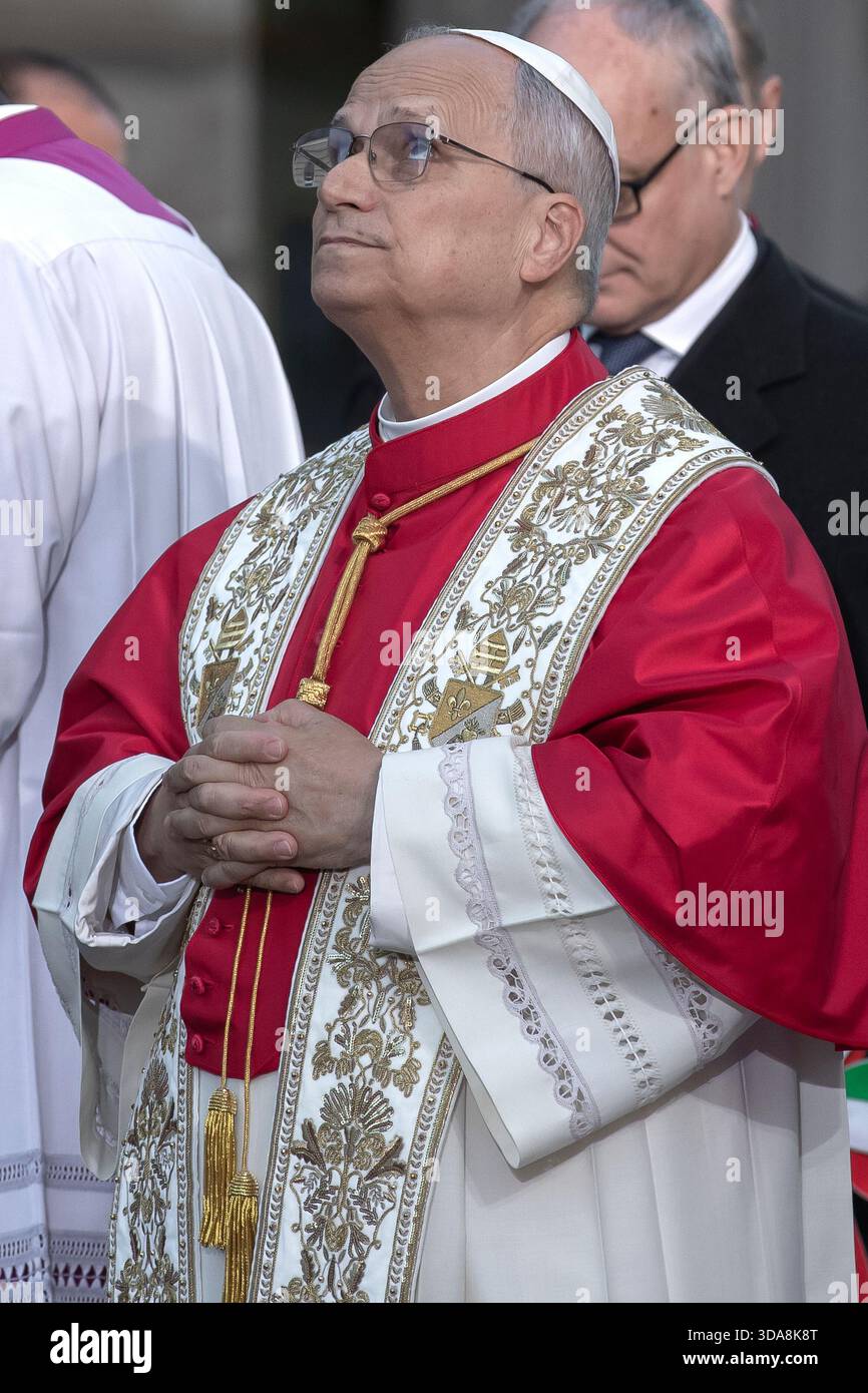 Pope Leo XIV pays homage to the statue of the Immaculate Conception ...