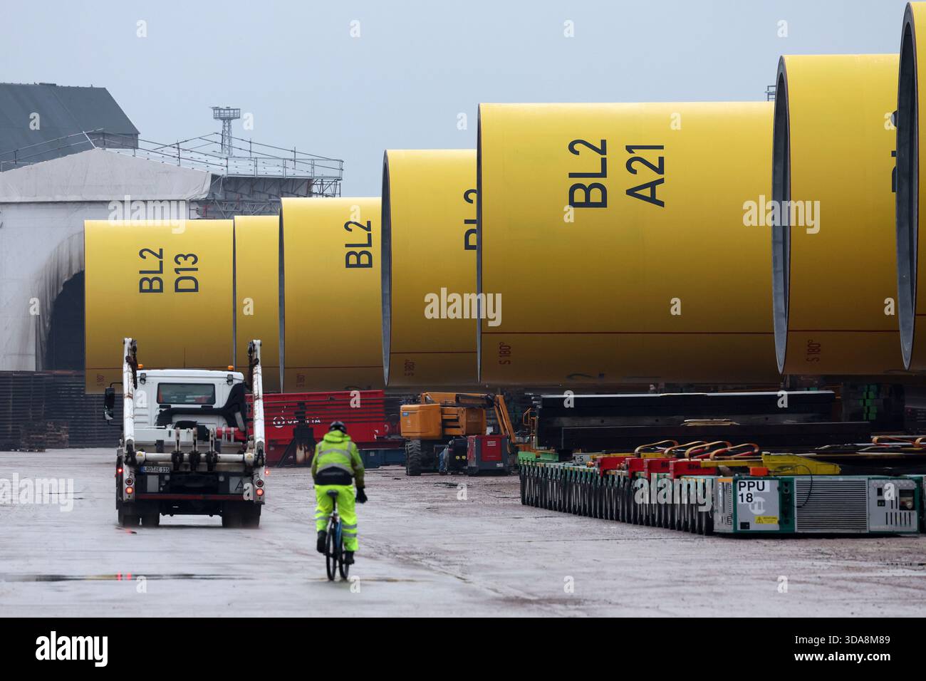 Rostock, Germany. 09th Dec, 2025. In the morning, finished foundations ...
