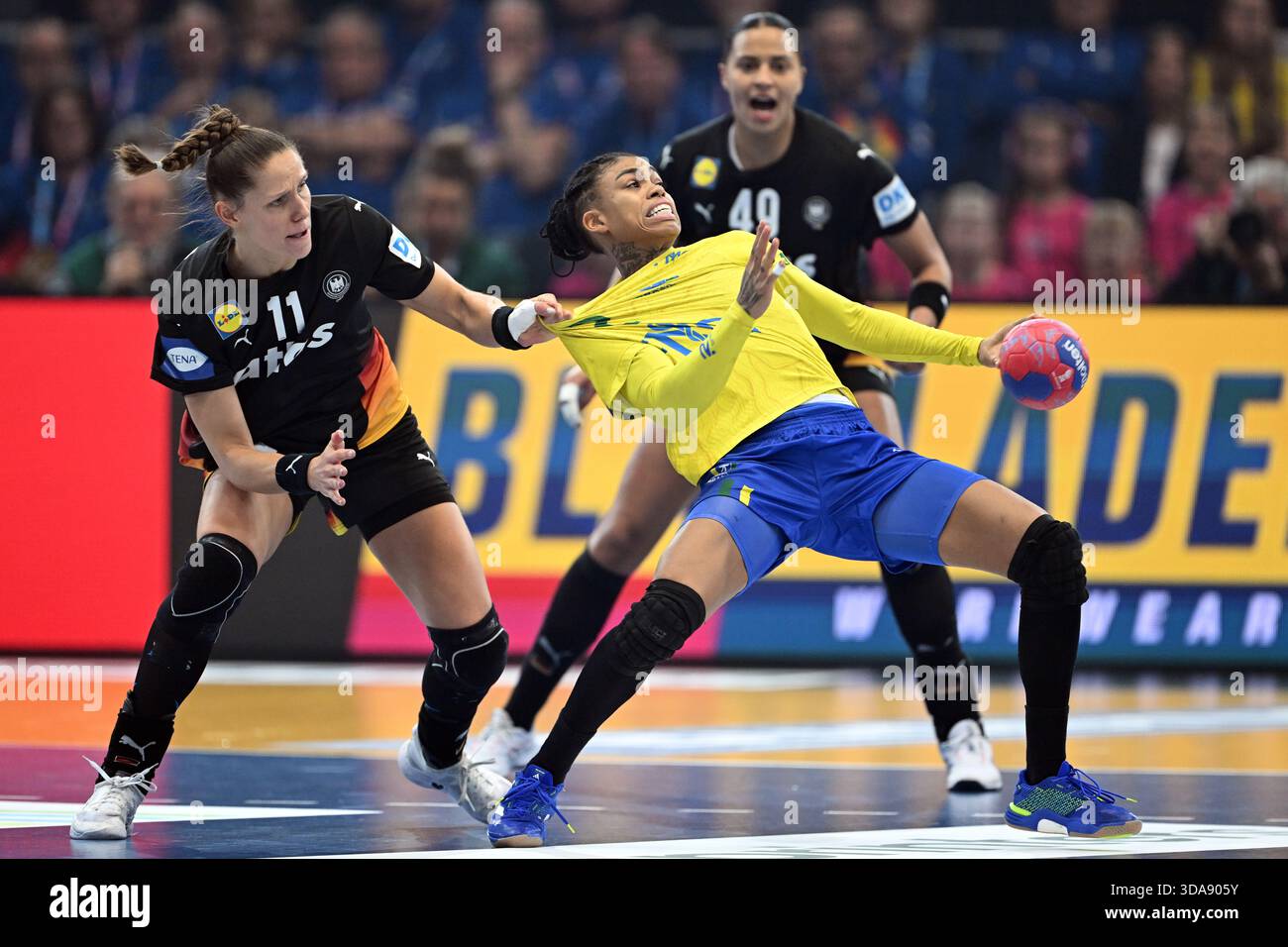 09 December 2025, North Rhine-Westphalia, Dortmund: Handball, Women ...