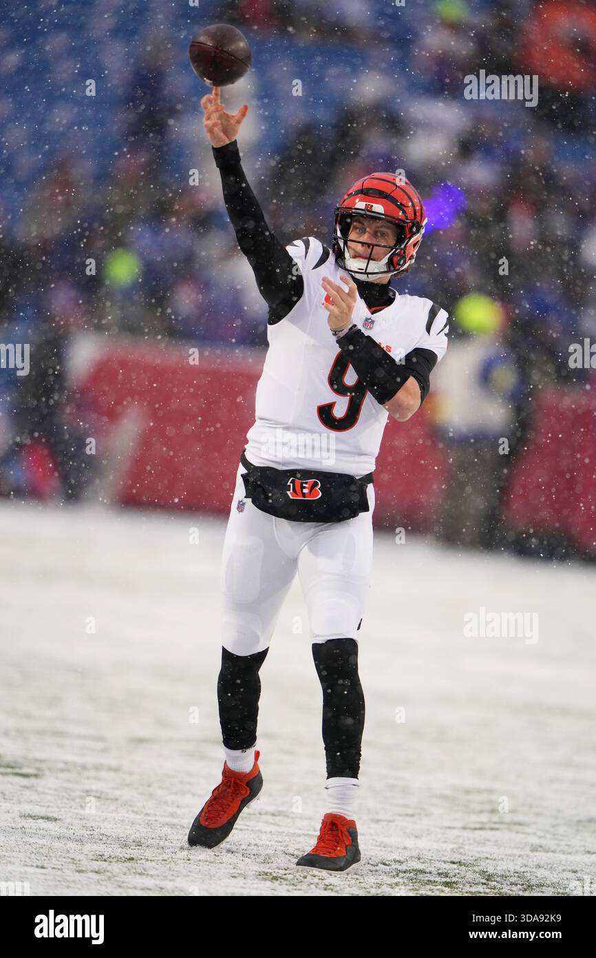 Cincinnati Bengals quarterback Joe Burrow (9) warms up before an NFL ...